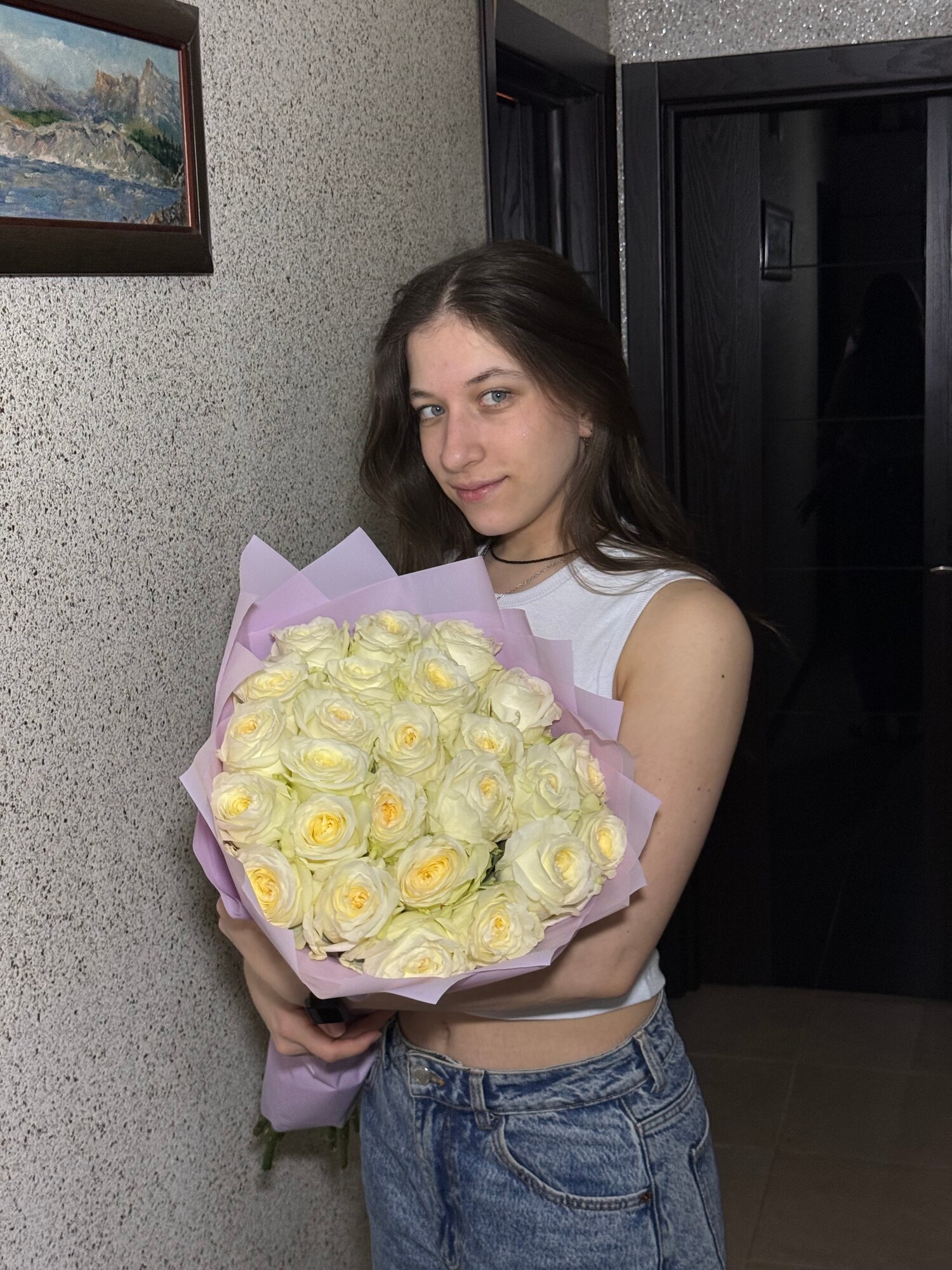 Букет из 25 крупных белых эквадорских роз высотой 60см в цветной упаковке с лентой