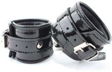 45867 Fetish Dreams Наручники на пряжке из лакированной кожи с перфорацией. С мягкой подкладкой