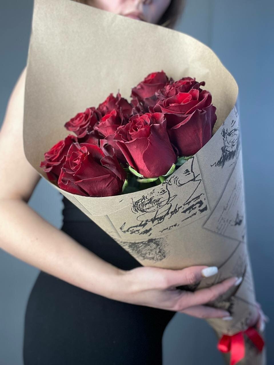 Букет из роз BOTANIQUE FLOWER сорт Эксплорер, бордовые розы 9 цветов высота 60 см, упаковка из крафт-бумаги