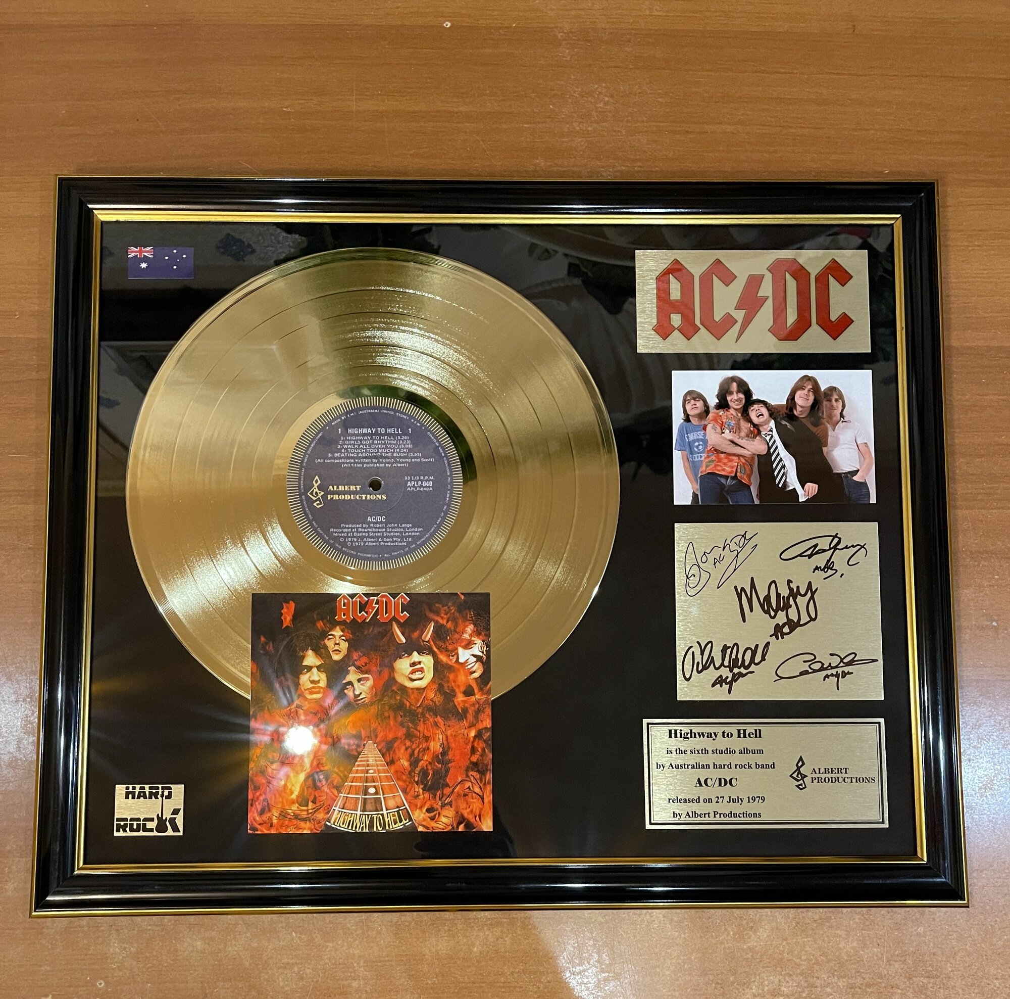 AC/DC Highway to hell золотая виниловая пластинка в рамке и автографы музыкантов