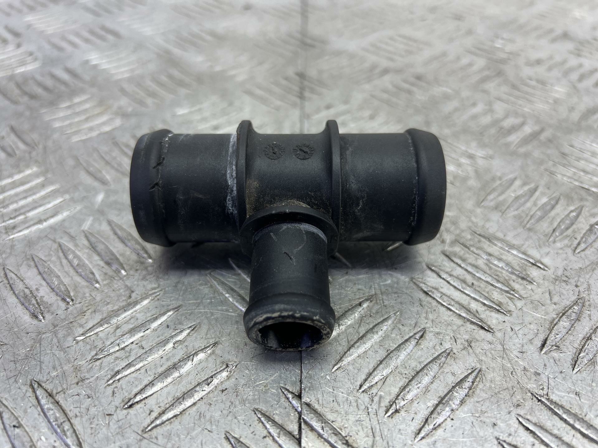 Фланец (тройник) системы охлаждения Volkswagen Transporter T5 рест. (2009 - 2015) N906-929