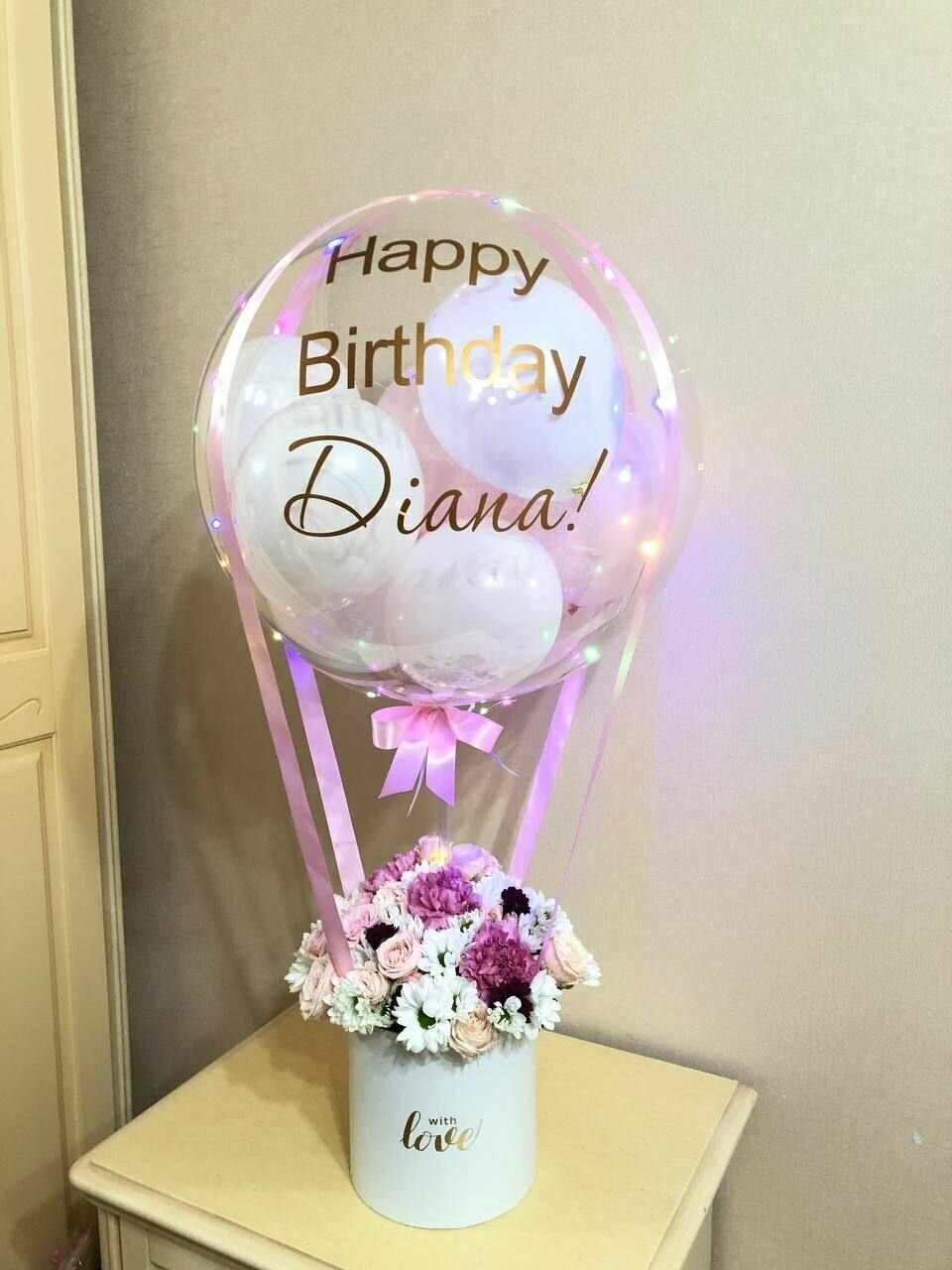 Цветы с шаром баблс / Букет с коробке / Хризантемы и розы