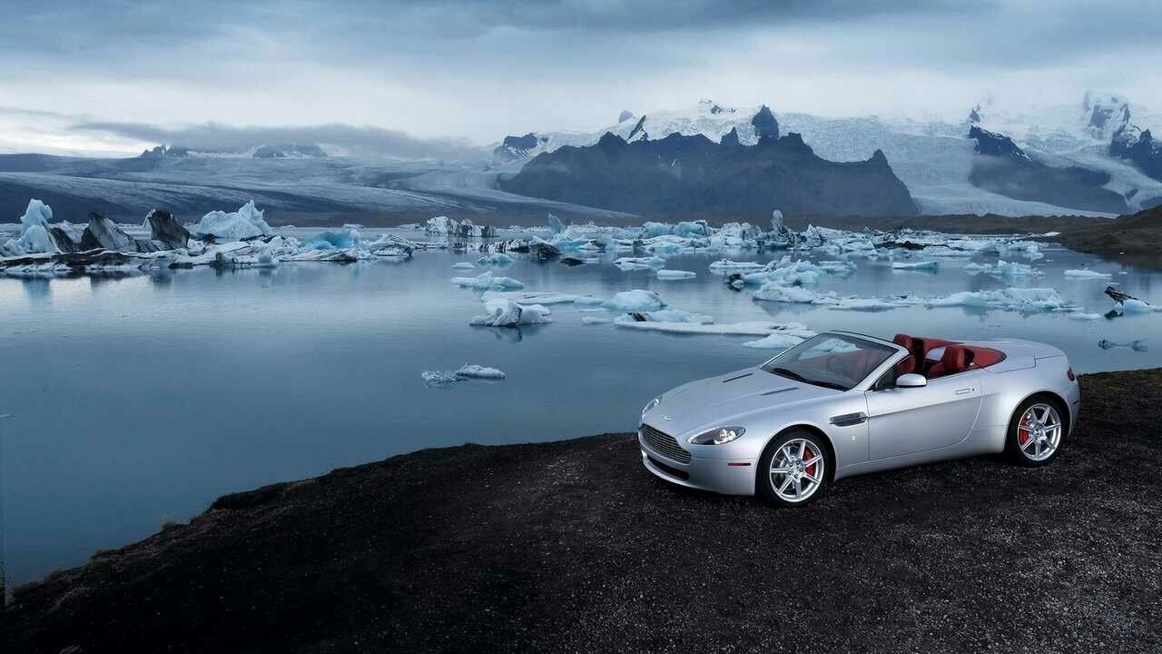 Картина на холсте 110x60 LinxOne "Айсберг родстер Vantage" интерьерная для дома / на стену / на кухню / с подрамником