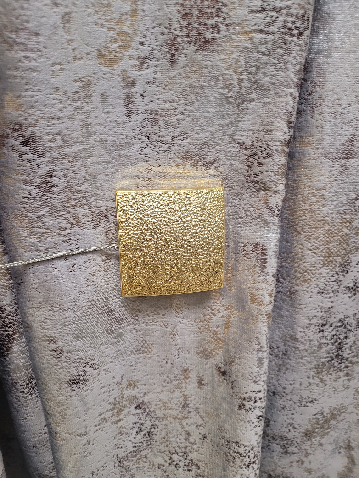 Магнит держатель для штор тюля цвет золотой квадрат мрамор