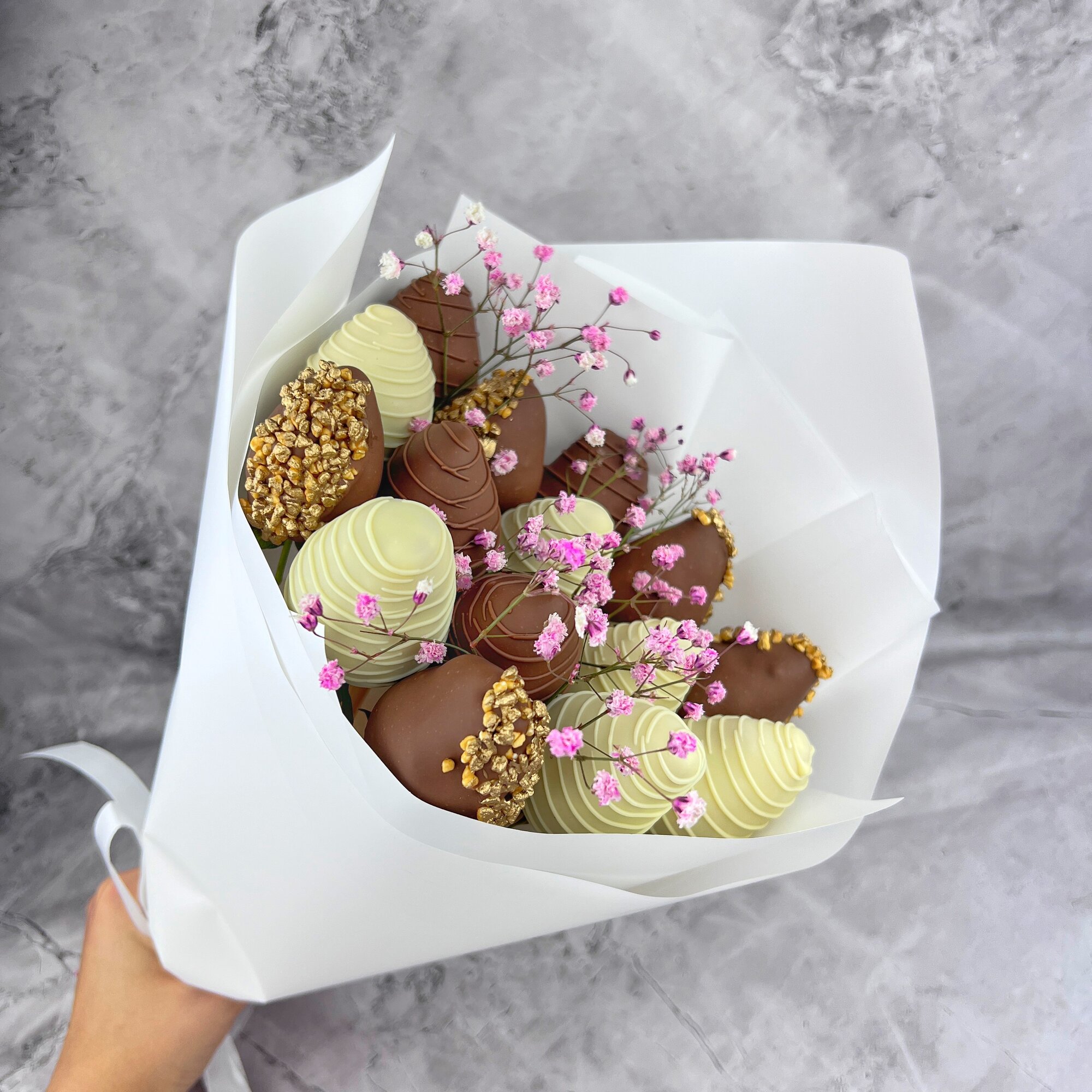 Букет из гипсофилы и клубники в шоколаде 3