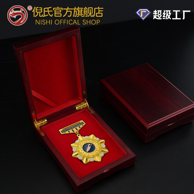 Медаль Ni's "Первомайский труд", цинковый сплав, позолота, 5,5 см