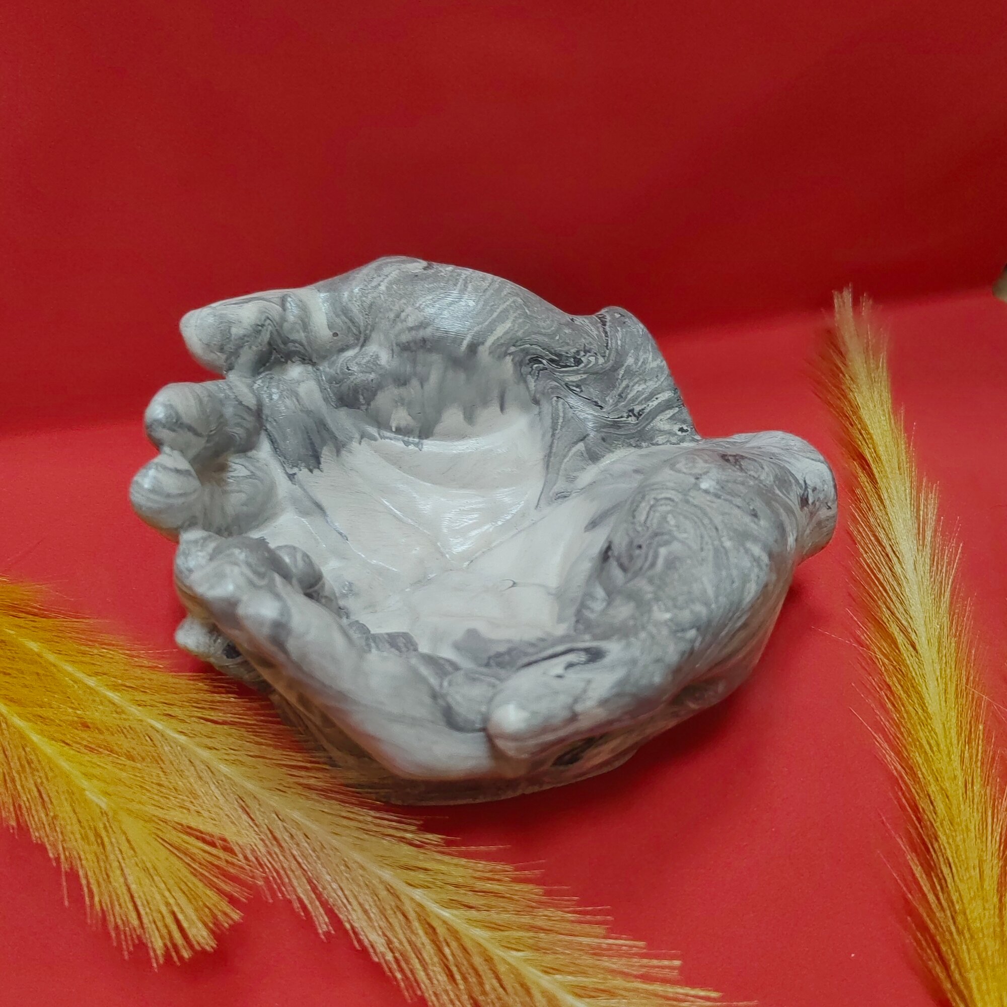 Кашпо "Руки Давида", мраморный цвет