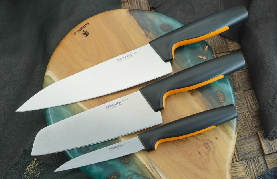 Набор из трех кухонных ножей Fiskars Functional Form с пластиковой подставкой