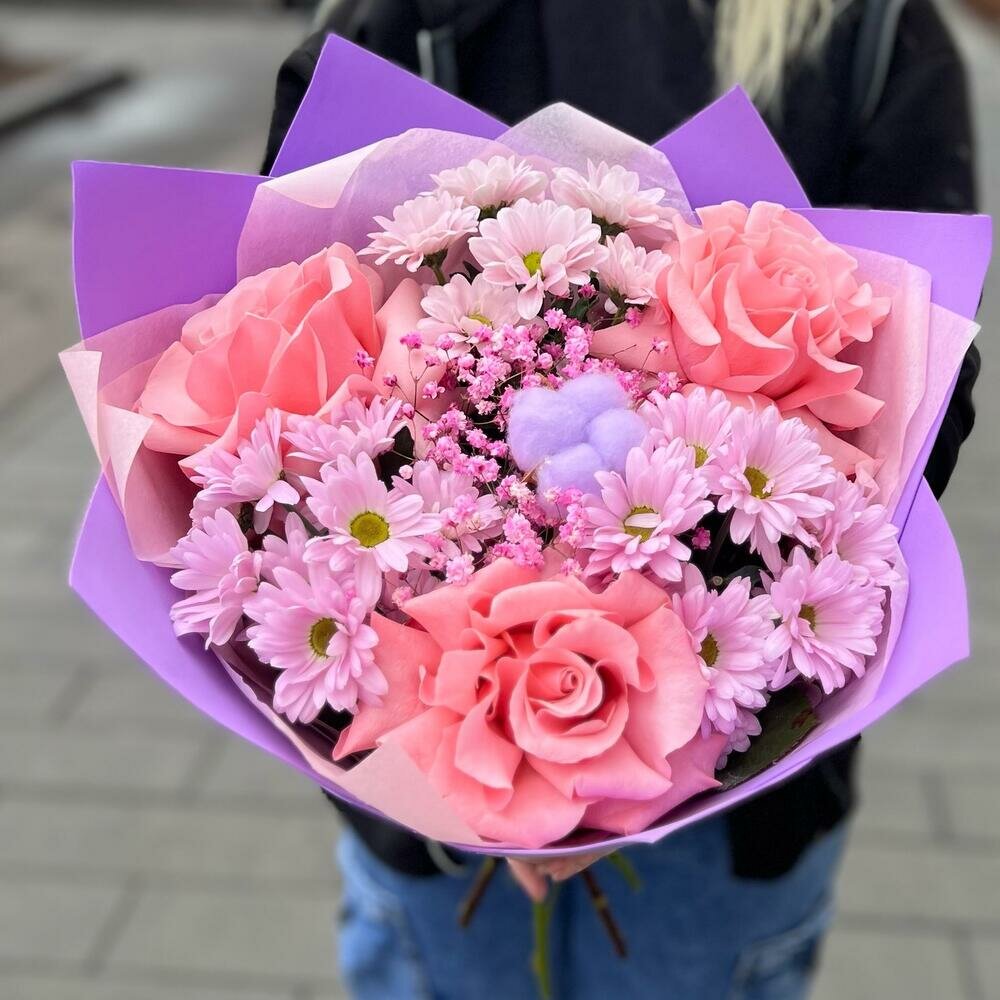 Букет с французскими розами, гипсофилой и хризантемами - римская роза