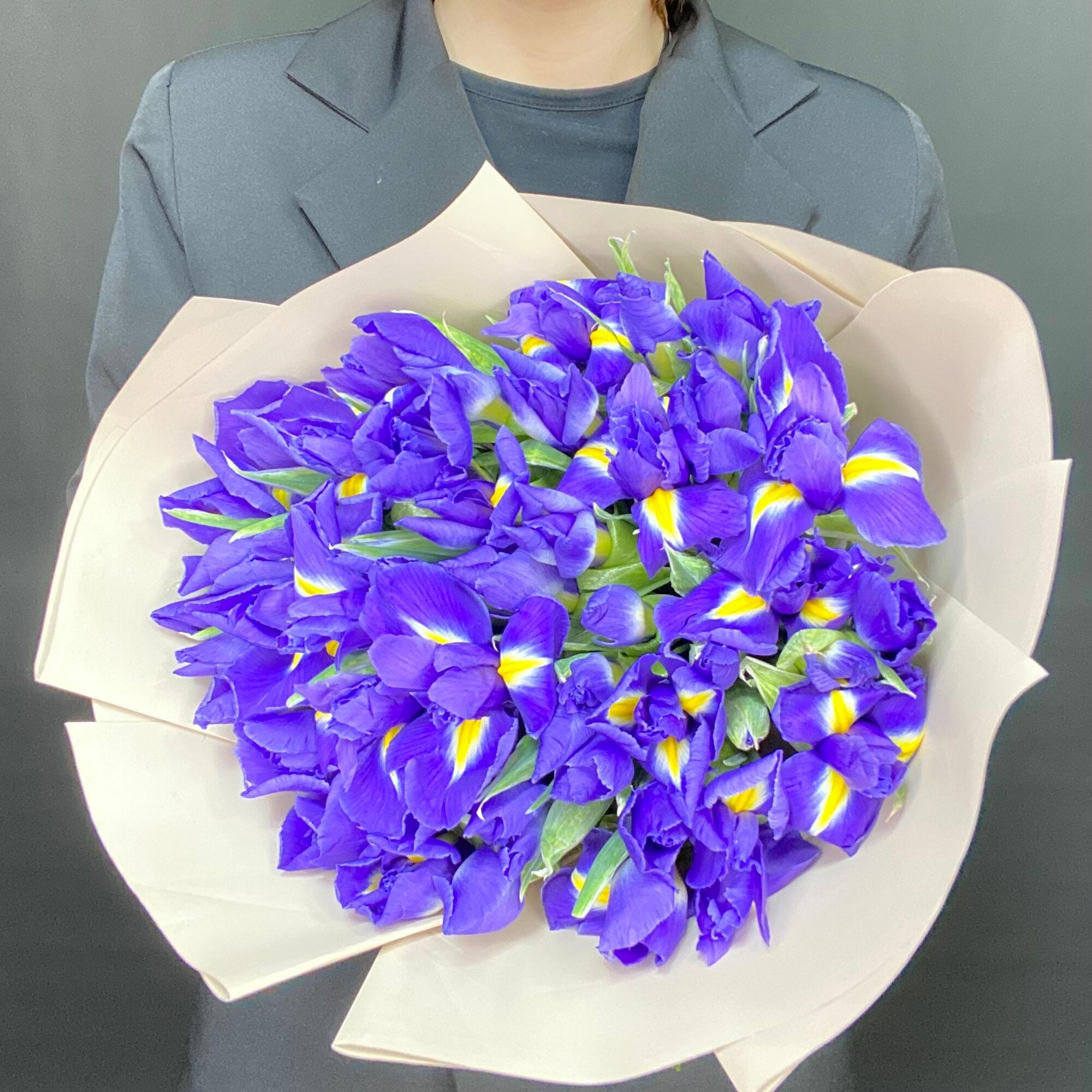 Ирисы (51 ирис), высота букета 50 см, ширина букета 35 см, монобукет