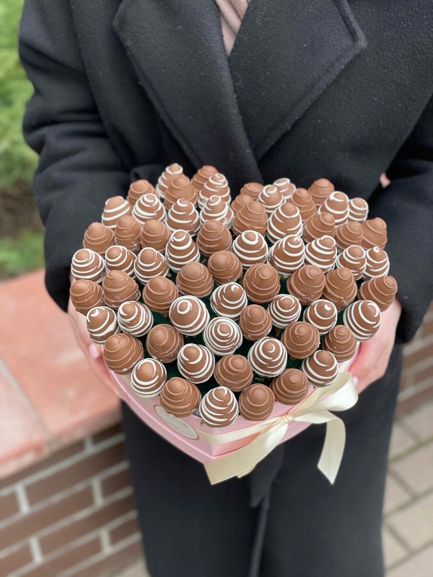 Коробка сердце с клубникой в белом и молочном шоколаде, без посыпок, Cocoa1, 26 см