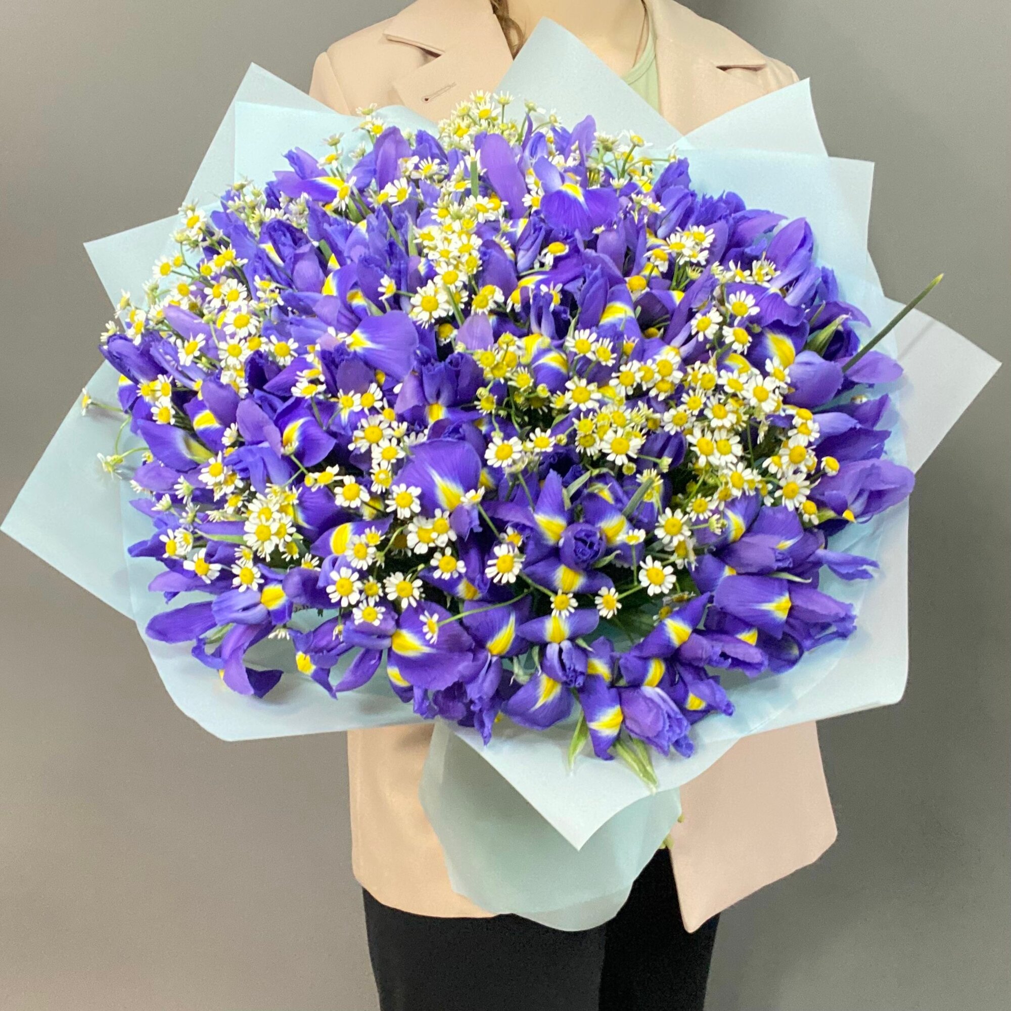 Летний букет (танацетум 25 шт, ирис 50 шт.), высота букета 45 см