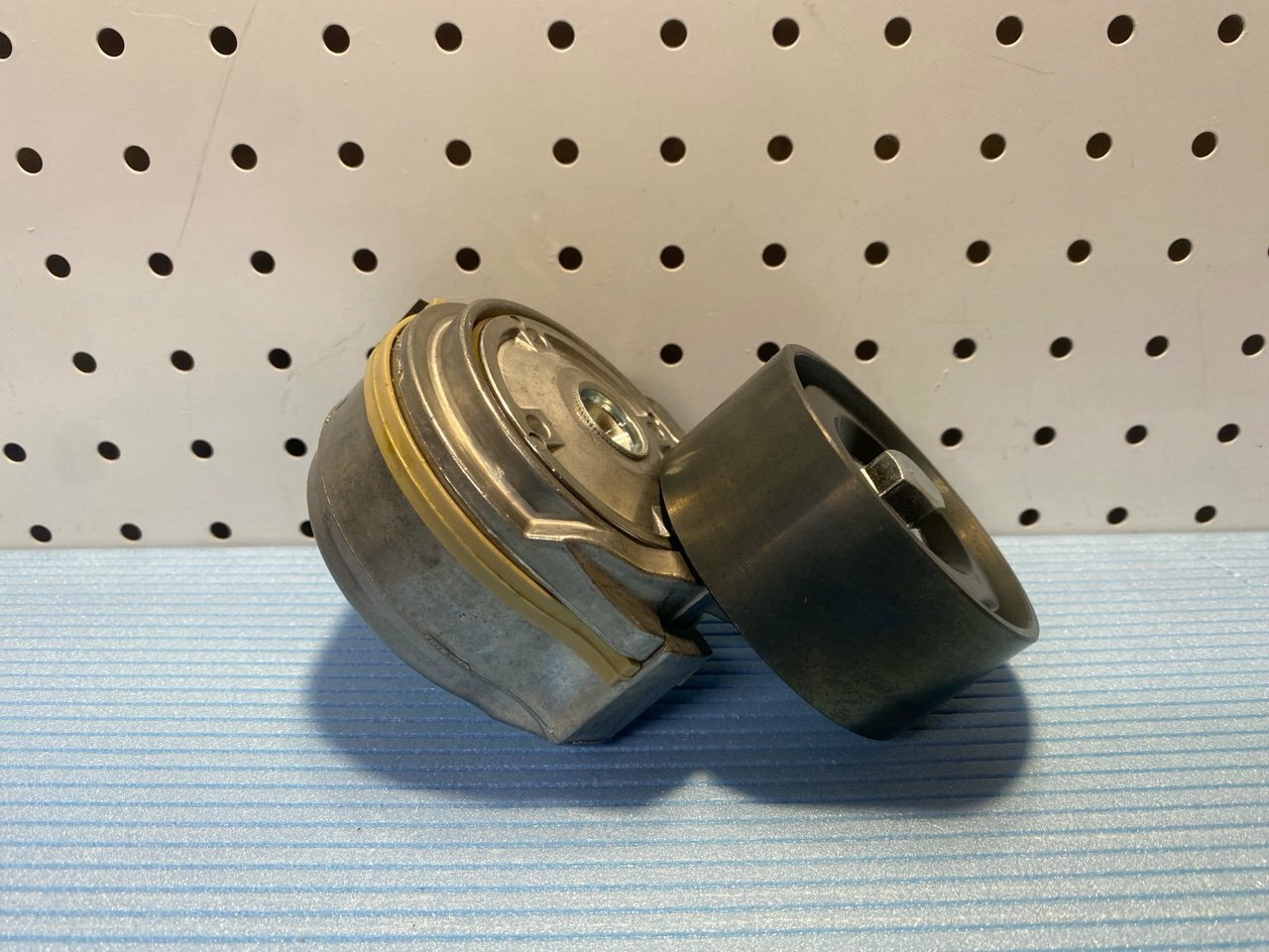 Ролик натяжитель приводного ремня МАН ТГА ТГС ТГХ дв. D2066,2676 в сборе MAN TGA TGS TGX