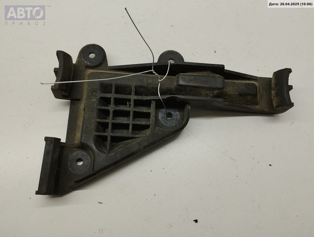 Кронштейн бампера переднего Audi 80 B4 (1991-1996)