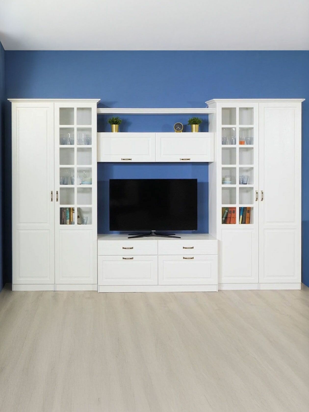 Гостиная комплект Ливерпуль, шкаф распашной, витрина, ТВ-тумба, настенная полка, 348х49х224 см, Ясень Ваниль / Белый