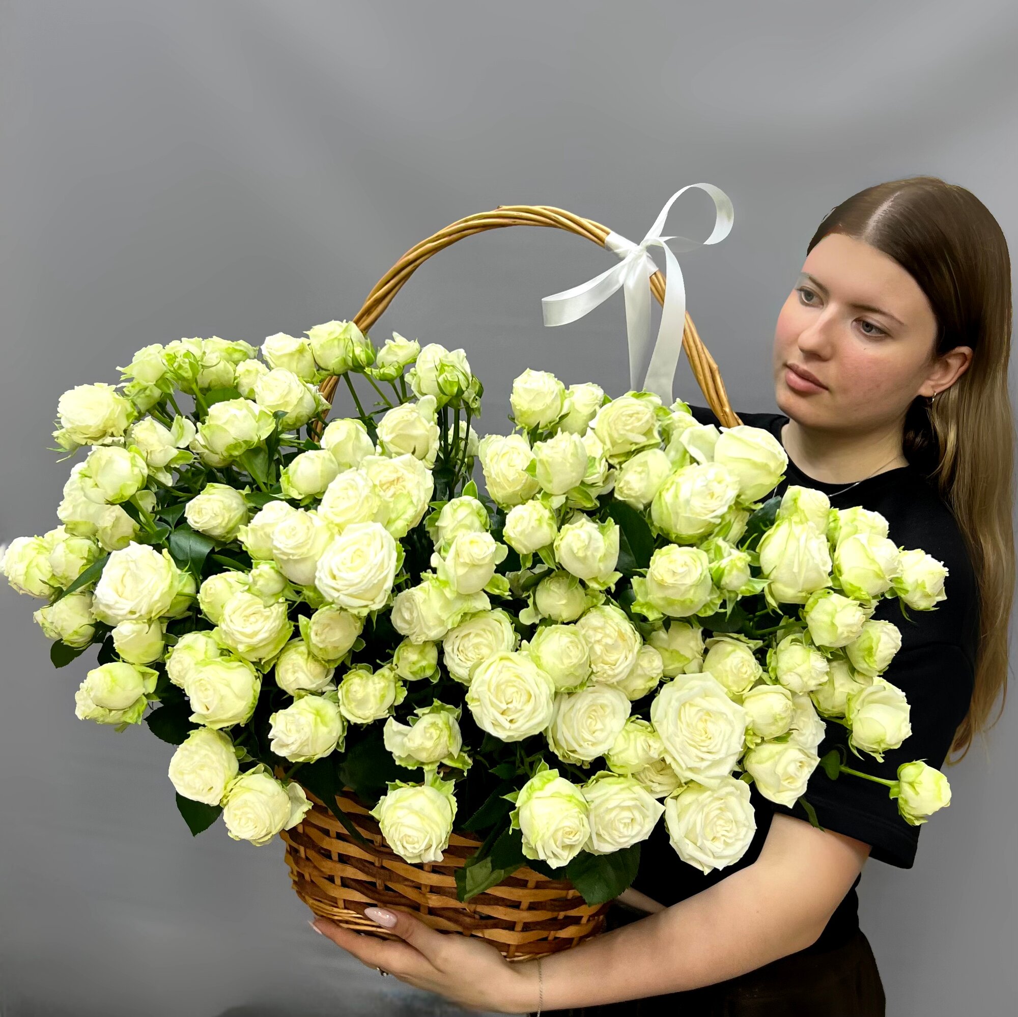 Корзина с белыми пионовидными кустовыми розами. 41 кустовая пионовидная роза сорта Мисс Бомбастик в корзине