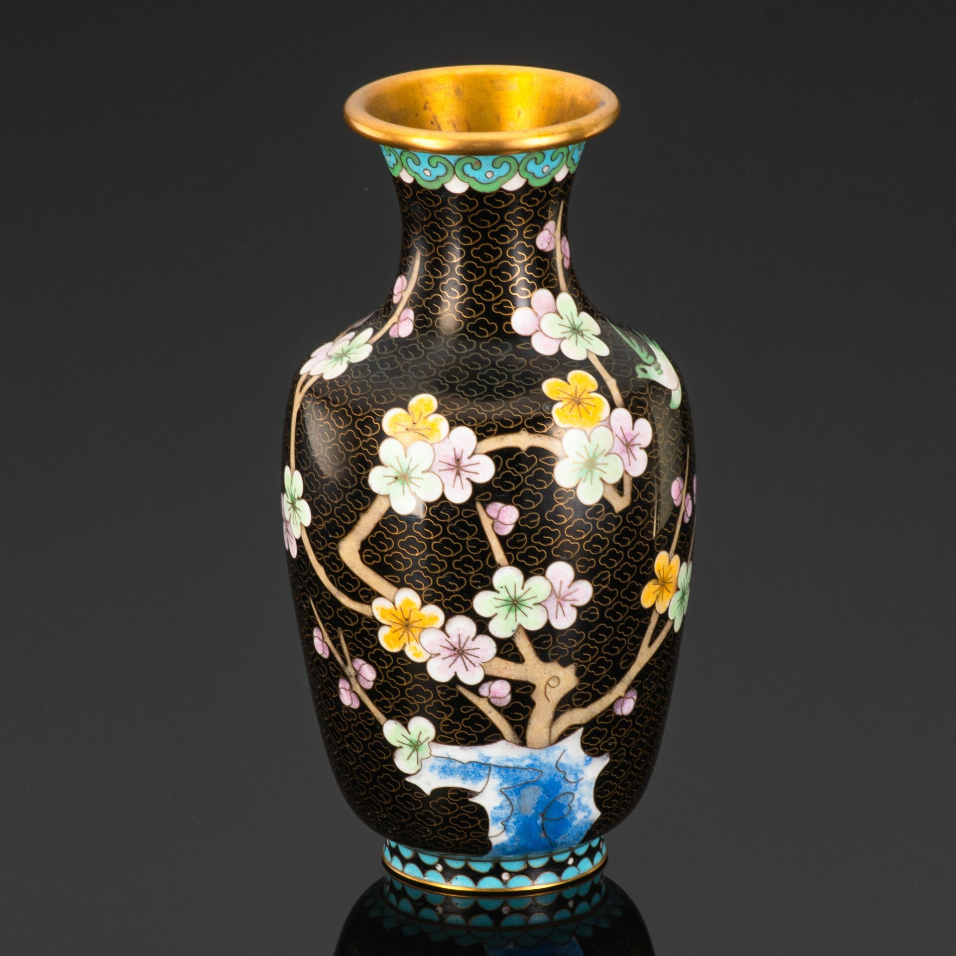 Ваза, украшенная цветущей сакурой и птицами на черном облачном фоне, латунь