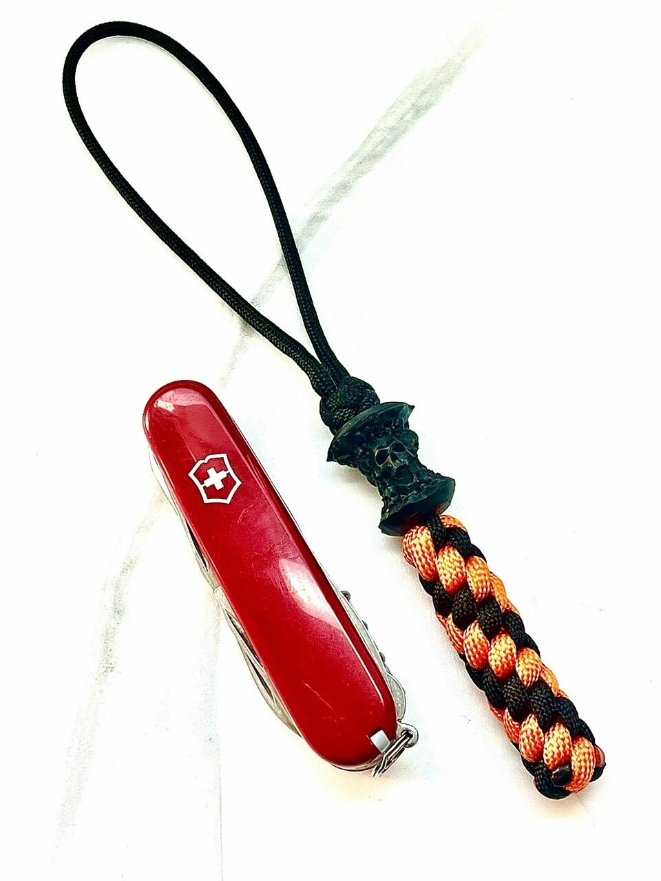 Темляк брелок для ножа с удлиненной петлей "Огрызок с черепами"