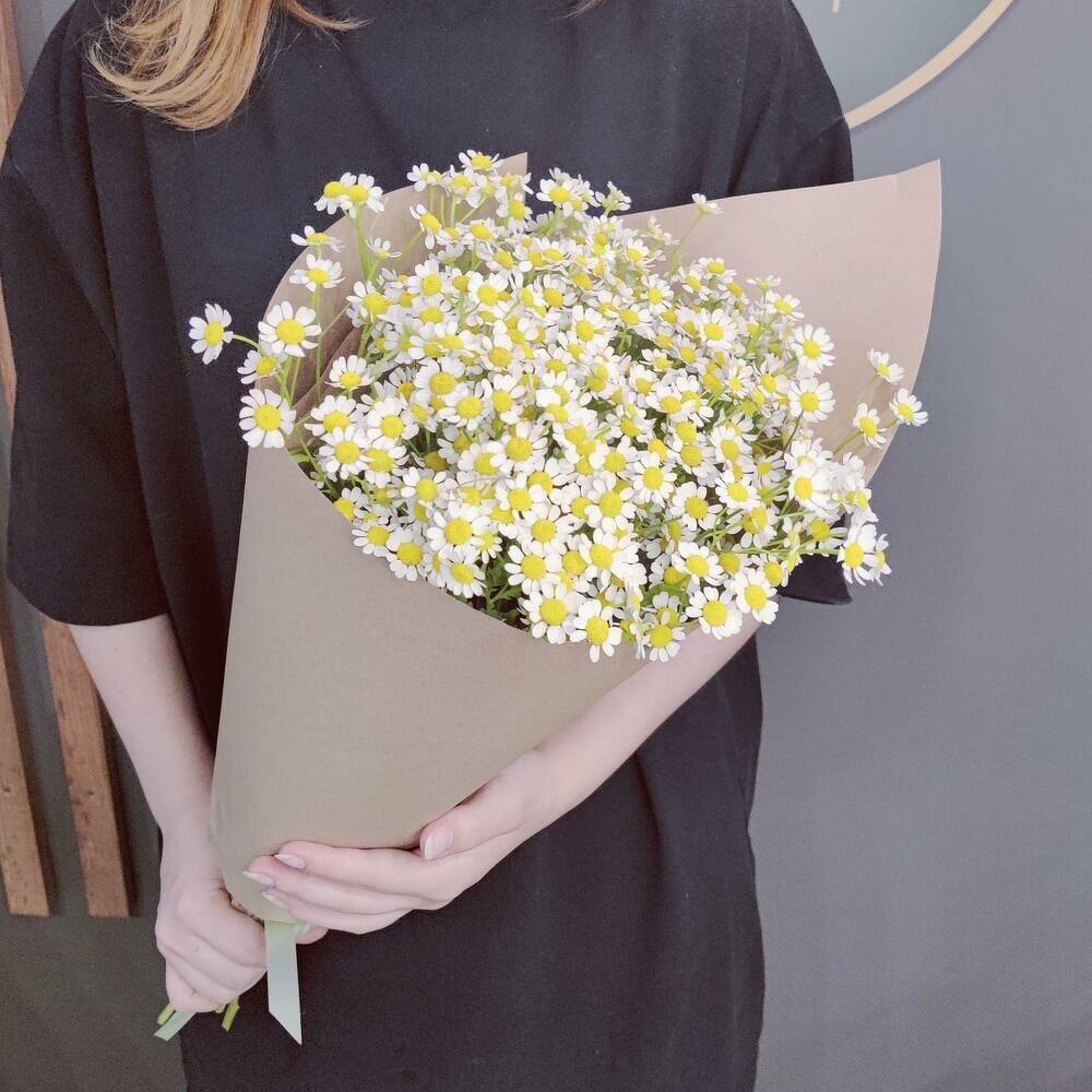 Монобукет Цветочный ЛЕС из мини ромашек, 45 см, белый / желтый