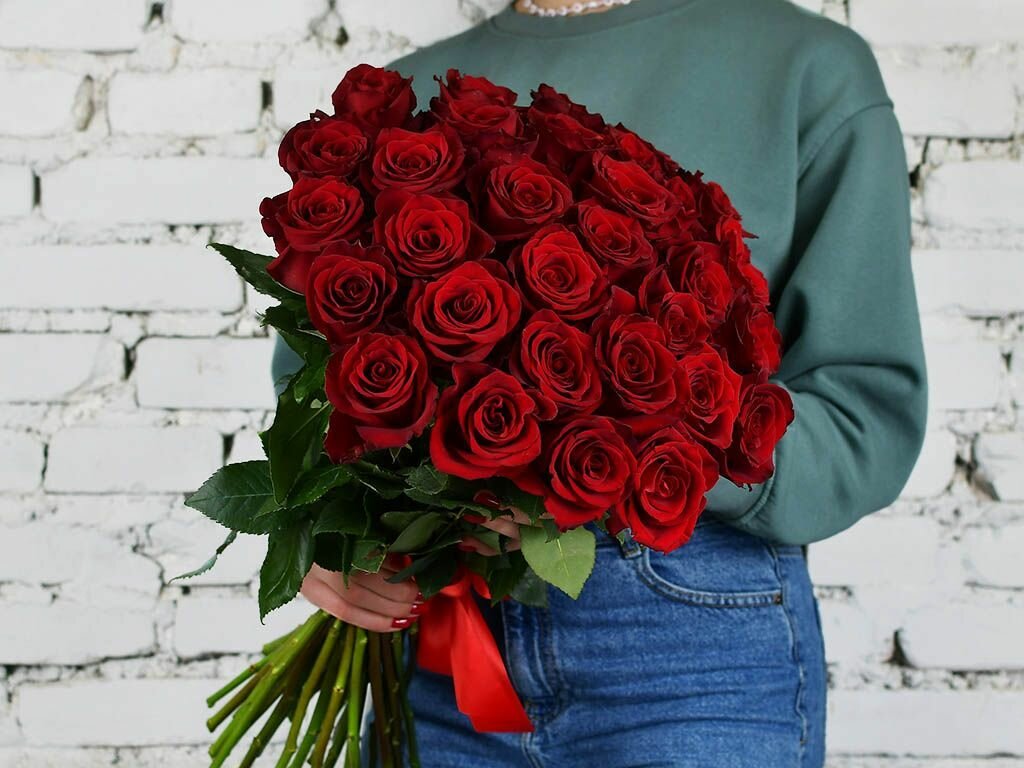 Букет 31 красная роза Эксплорер 60 см. Эквадор