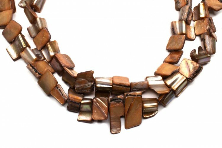 Крошка из тонированного перламутра 8-17х5-8мм, цвет бежево-коричневый, отверстие 0,8мм, 526-021, 1нить (около 36см или 40шт)