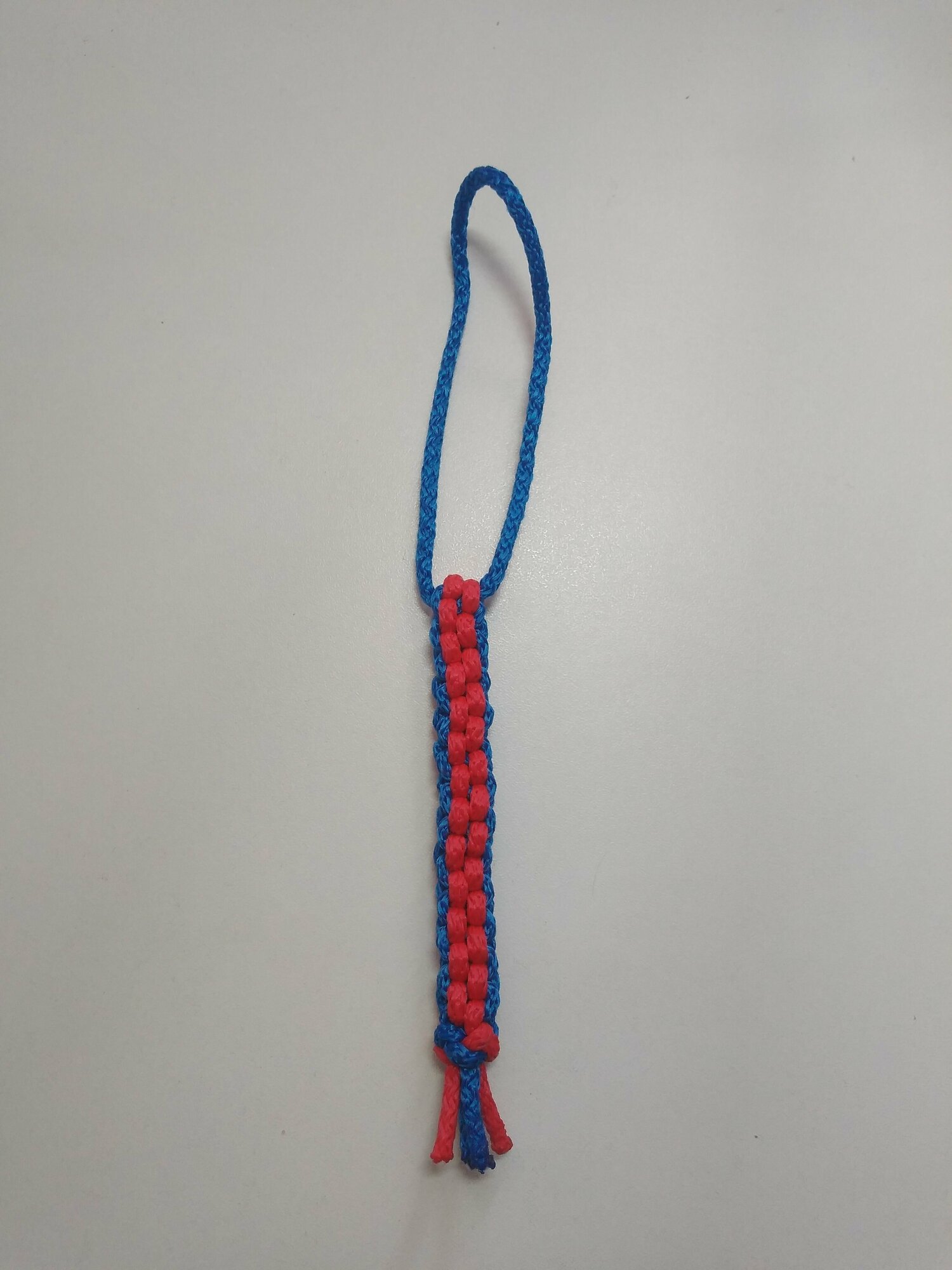 Темляк Pine Art Square Stitch, синий/красный, для ножей, 15 г