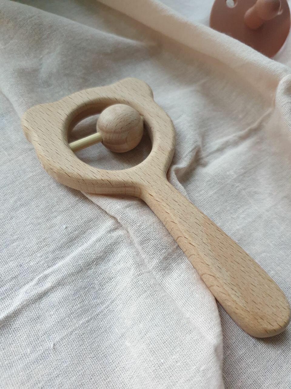 Деревянная погремушка медвежонок детская, гремелка-шарик / Развивающие деревянные игрушки и грызунки для новорожденных