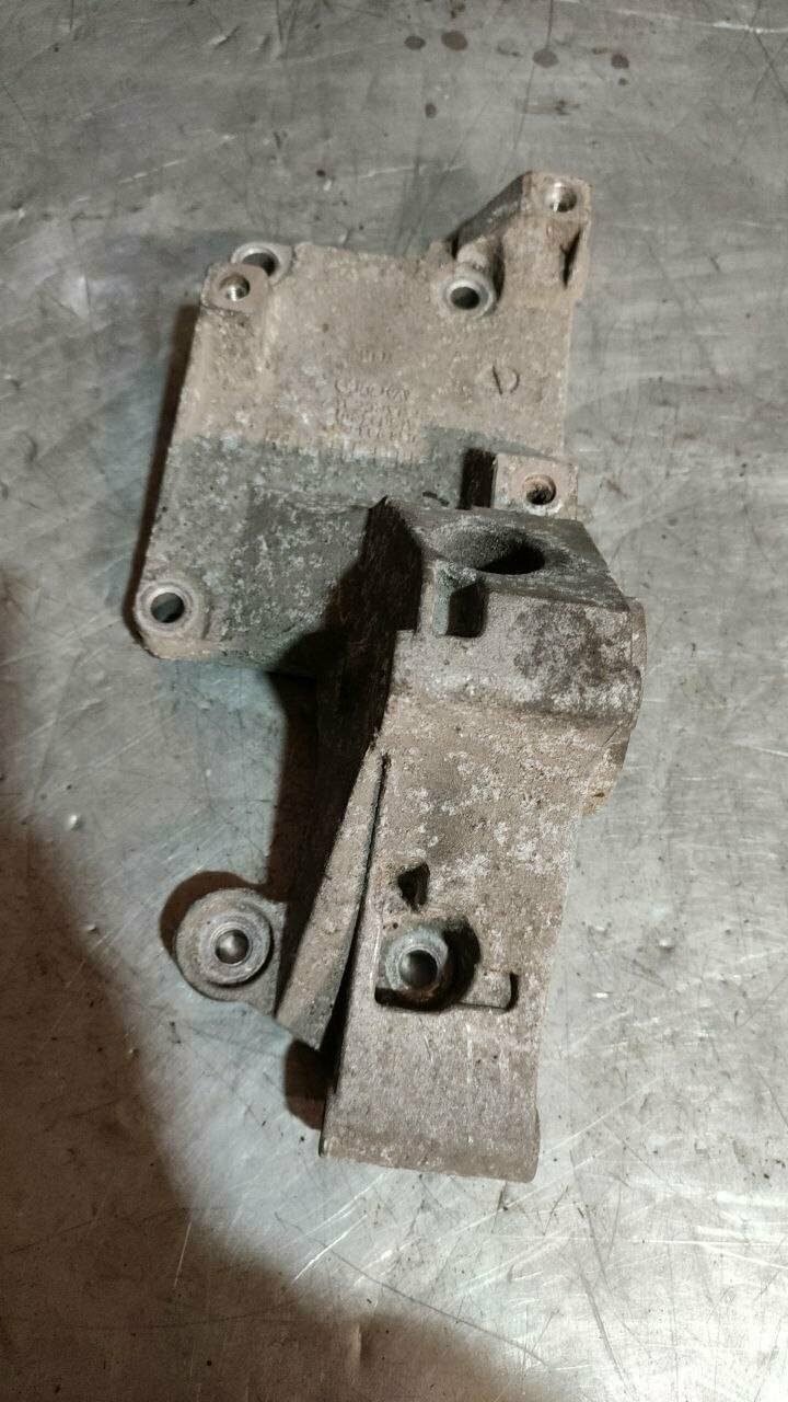 Кронштейн генератора Skoda Fabia 2001 038903143R