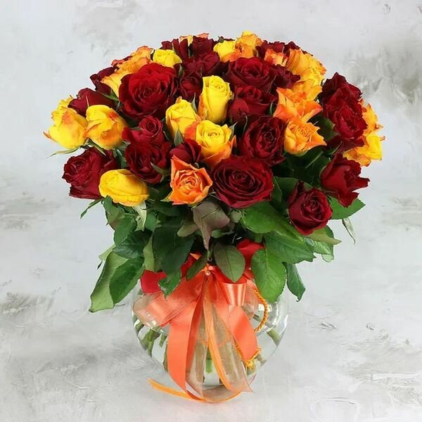 Букет живых цветов из 51 желтой красной розы 40см. от Букет Маркет