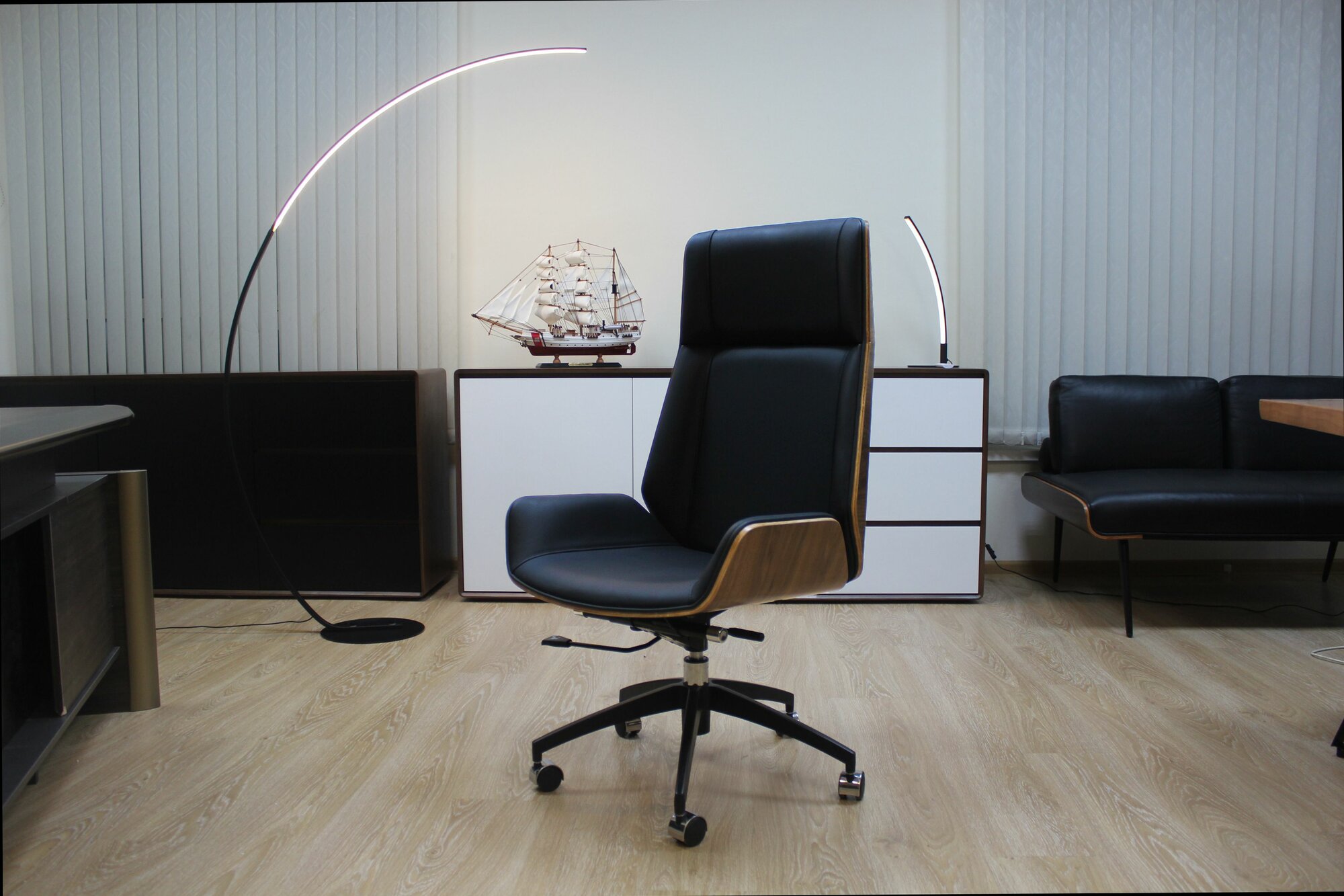 Shark Patio кресло руководителя (черное, натуральная кожа)