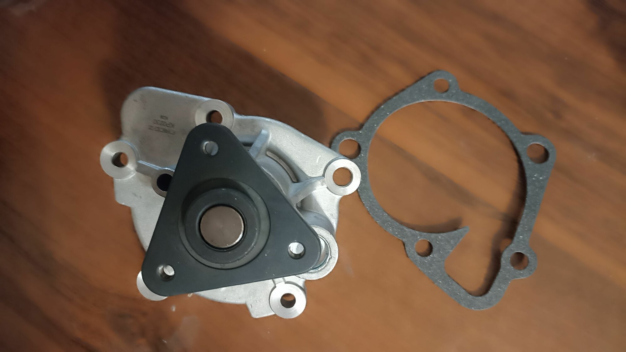 Насос водяной Hyundai IX35/Optima 2.0