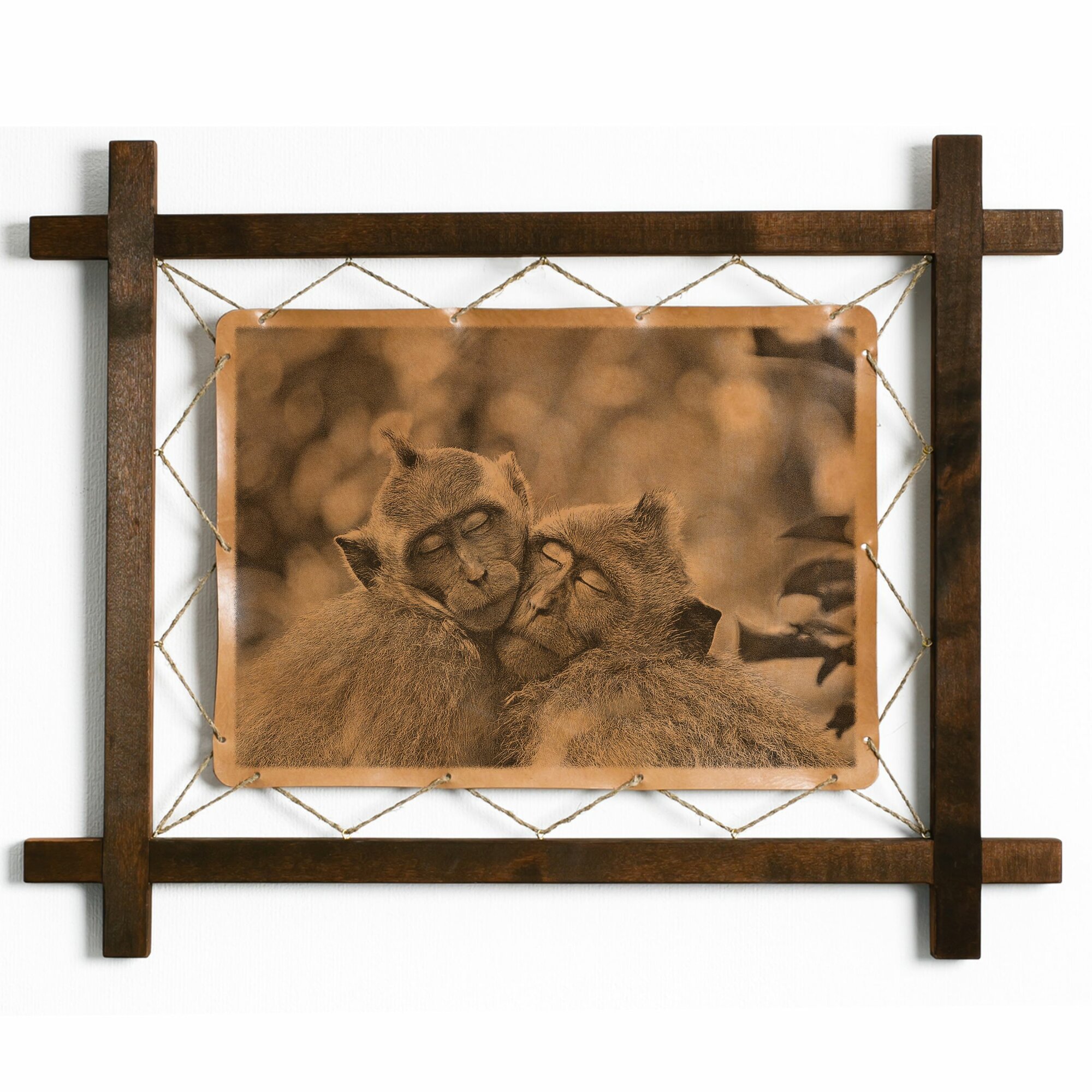 Интерьерная картина из натуральной кожи "Обезьянки спят", декоративное настенное панно в деревянной раме, BoomGift