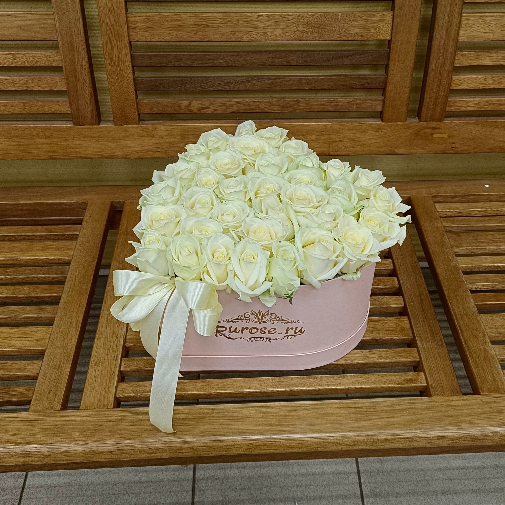 Живые цветы букет белых роз в коробке сердце 35 шт "Нежное сердце", сорт - Аваланж