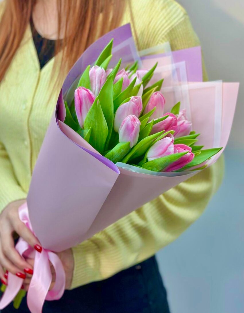 Монобукет из нежных голландских тюльпанов розового цвета - лучший подарок на 8 марта