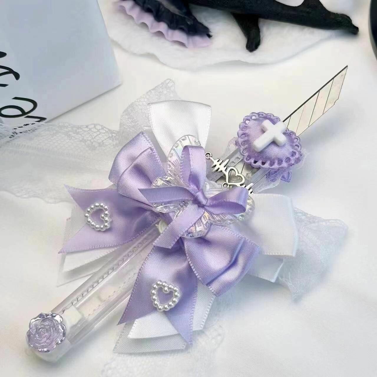 Универсальный канцелярский нож в мечтательном фиолетовом стиле девушки-ангела