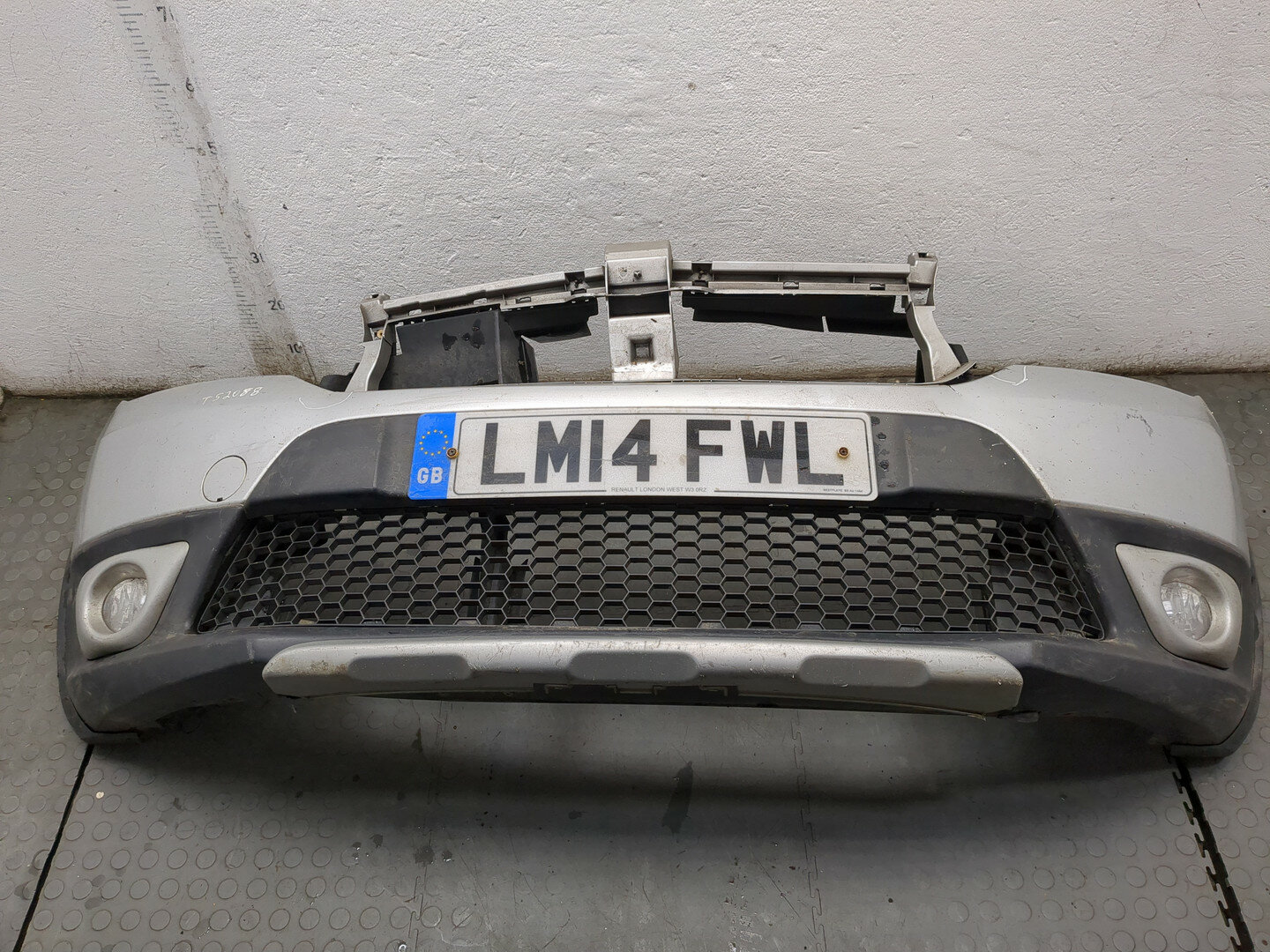 Бампер передний Dacia Sandero Б/У