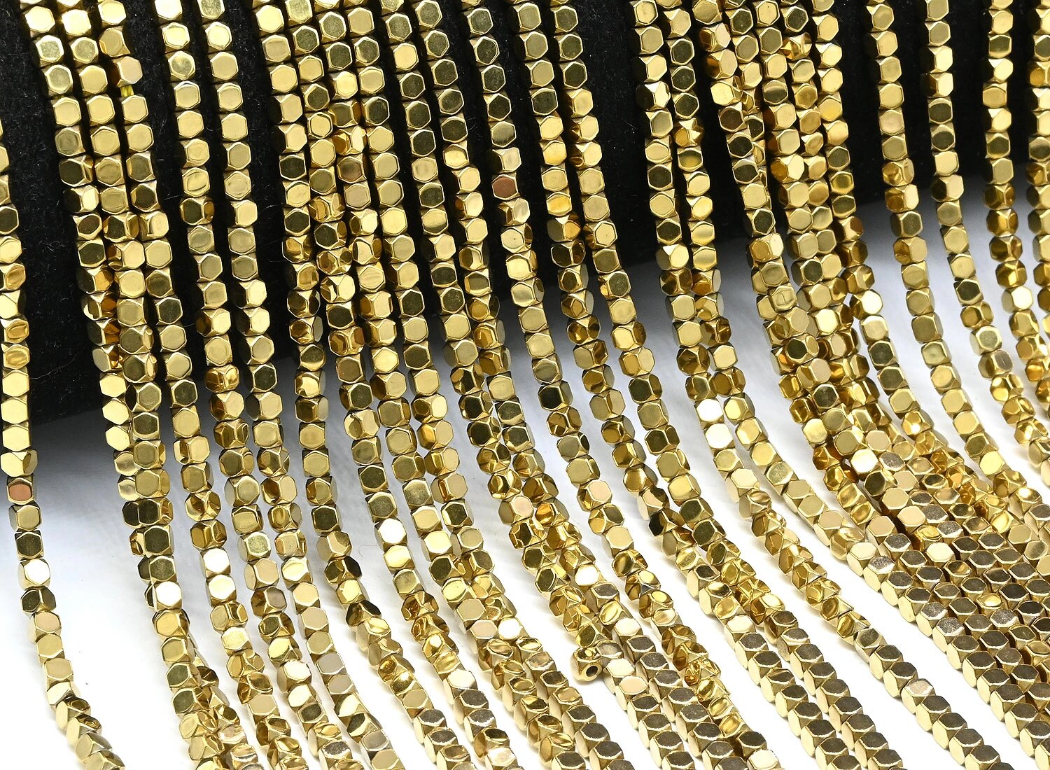 Бусины из гематита кубик 2мм цв. золотистый, 40см, 170 бусин .