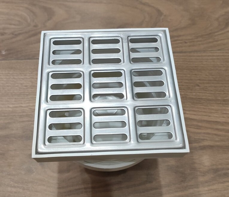 Сливной трап 150 × 150/110мм, подводка – прямая, решетка – нержавеющая сталь, гидрозатвор – мокрый Alcaplast