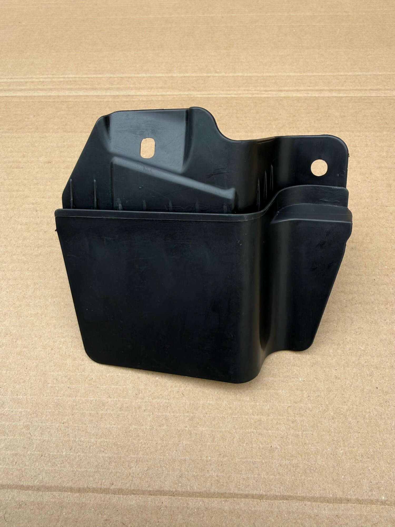 575853834A Брызговик задний правый VAG новый оригинал (Taos, Karoq, Ateca)