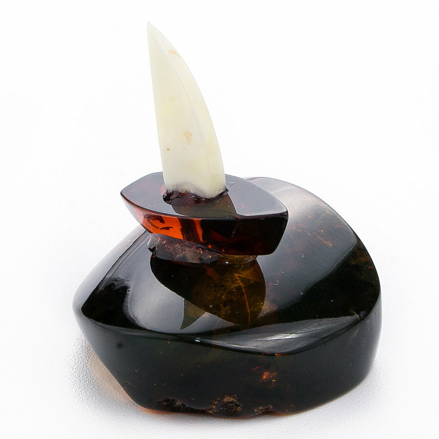 Небольшой сувенир из натурального янтаря на подставке "Парусник"