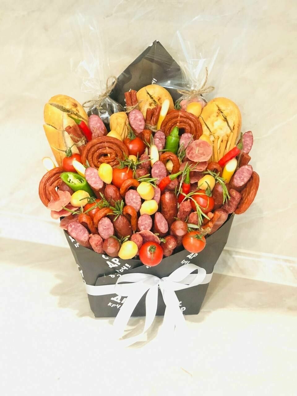 Снеки / Подарок мужчине, букет из колбасы и закусок