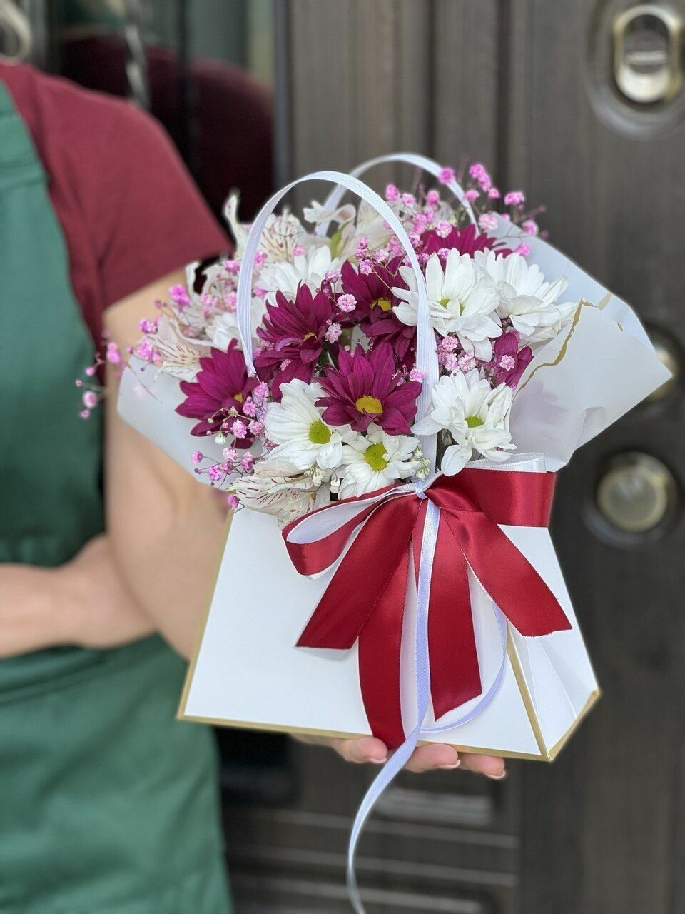Букет в сумочке / Цветы / Хризантемы, гипсофила и альстромерии