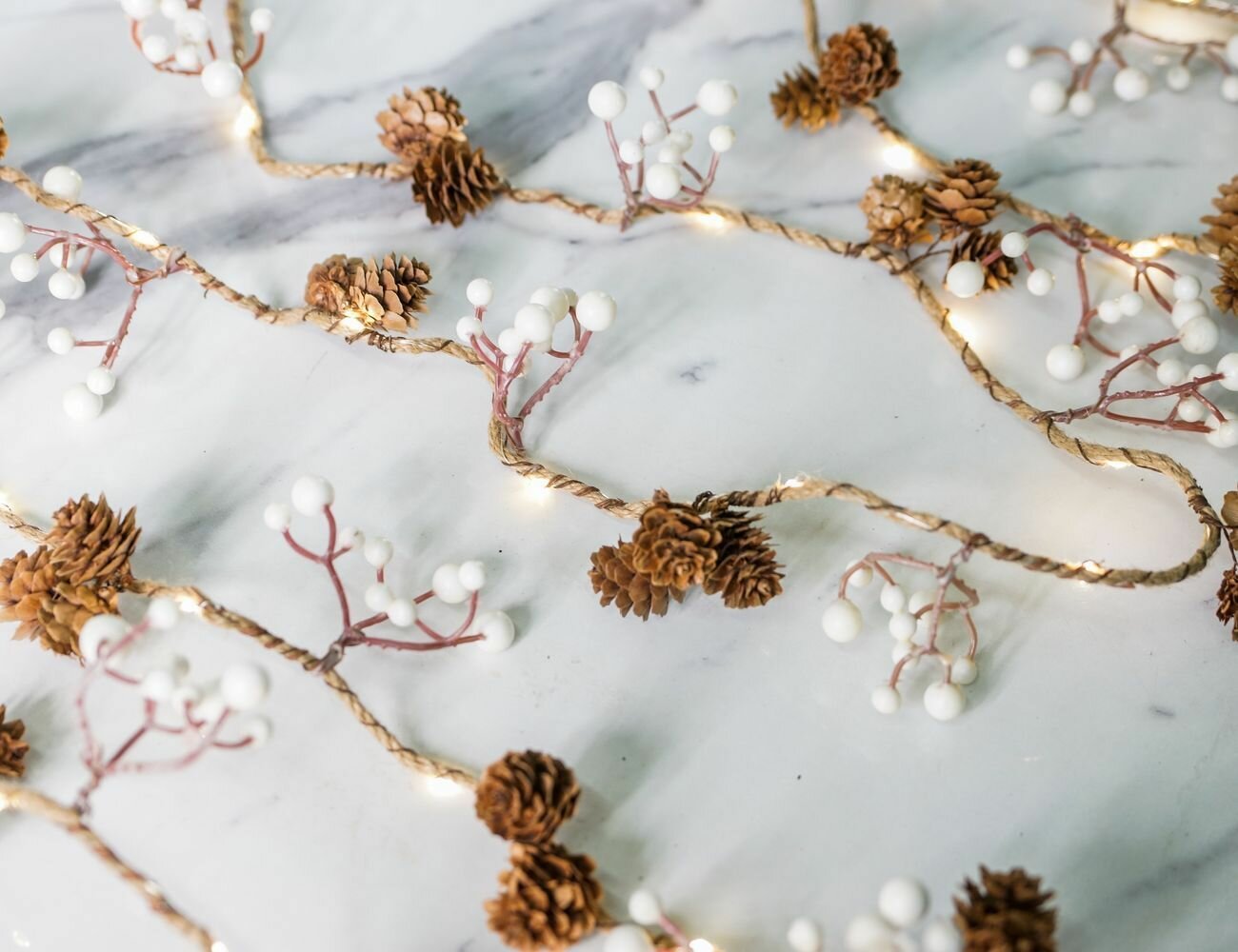 Декоративная гирлянда лесное чудо с белыми ягодами, 55 тёплых белых микро LED-огней, 5+3 м, Kaemingk 486498-2