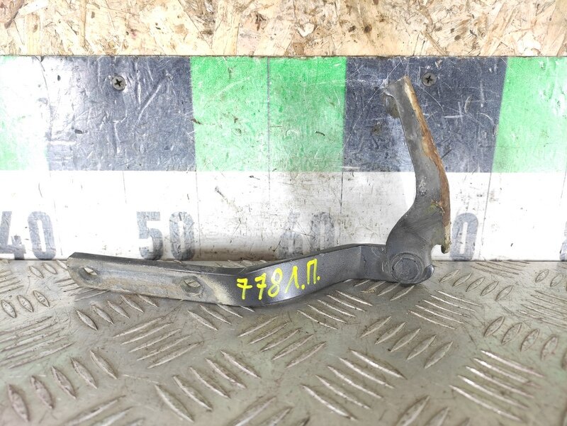 Петля капота левая VOLKSWAGEN Golf 3 1H0823301A