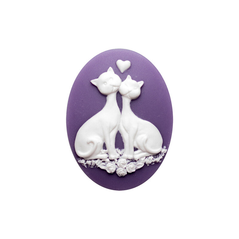 Камея акриловая, 40х30мм, влюбленные кошки, белые на фиолетовом, 1 шт.