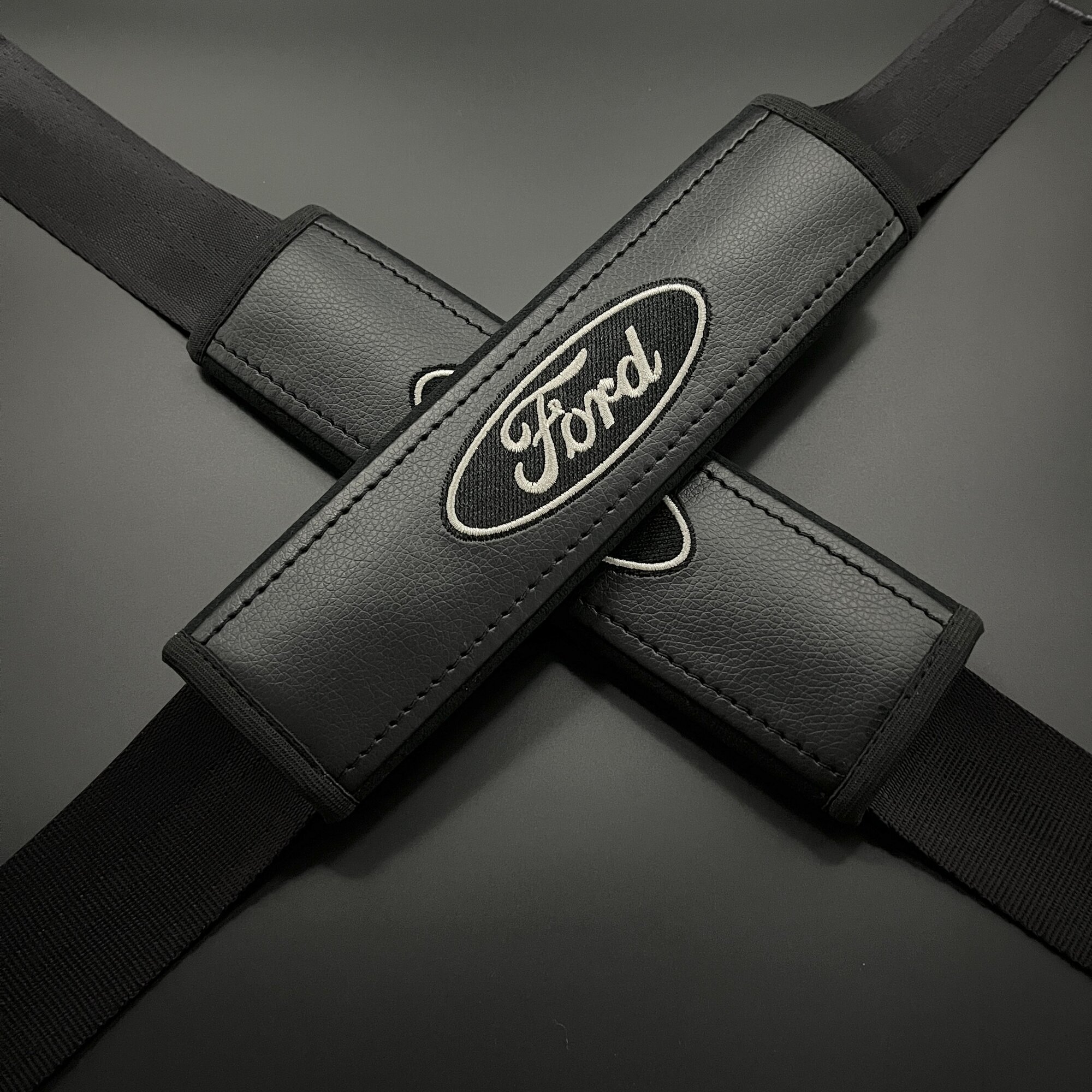 Черные накладки на ремень безопасности для Форд с вышивкой. 2 штуки