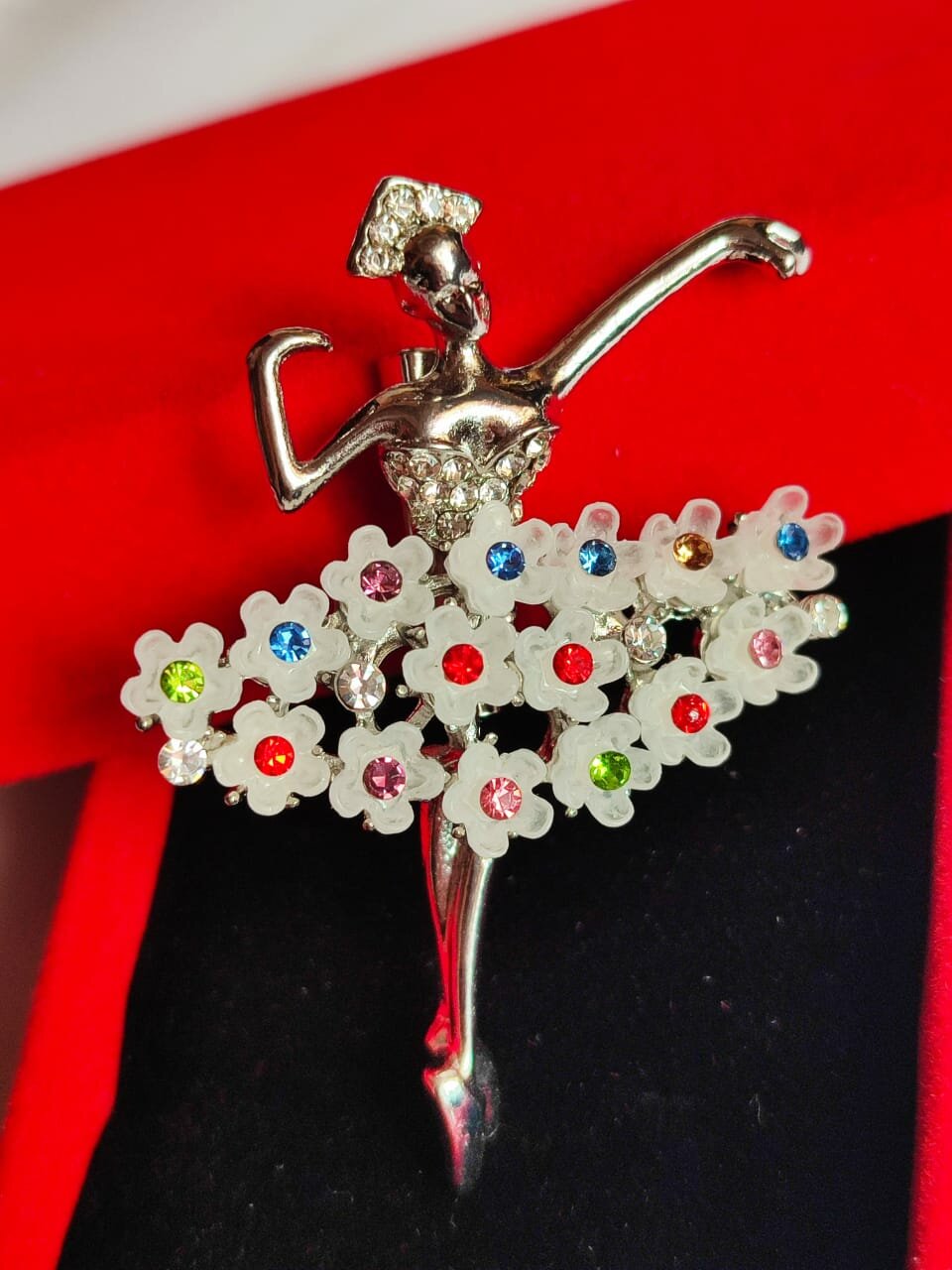 Брошь, стразы