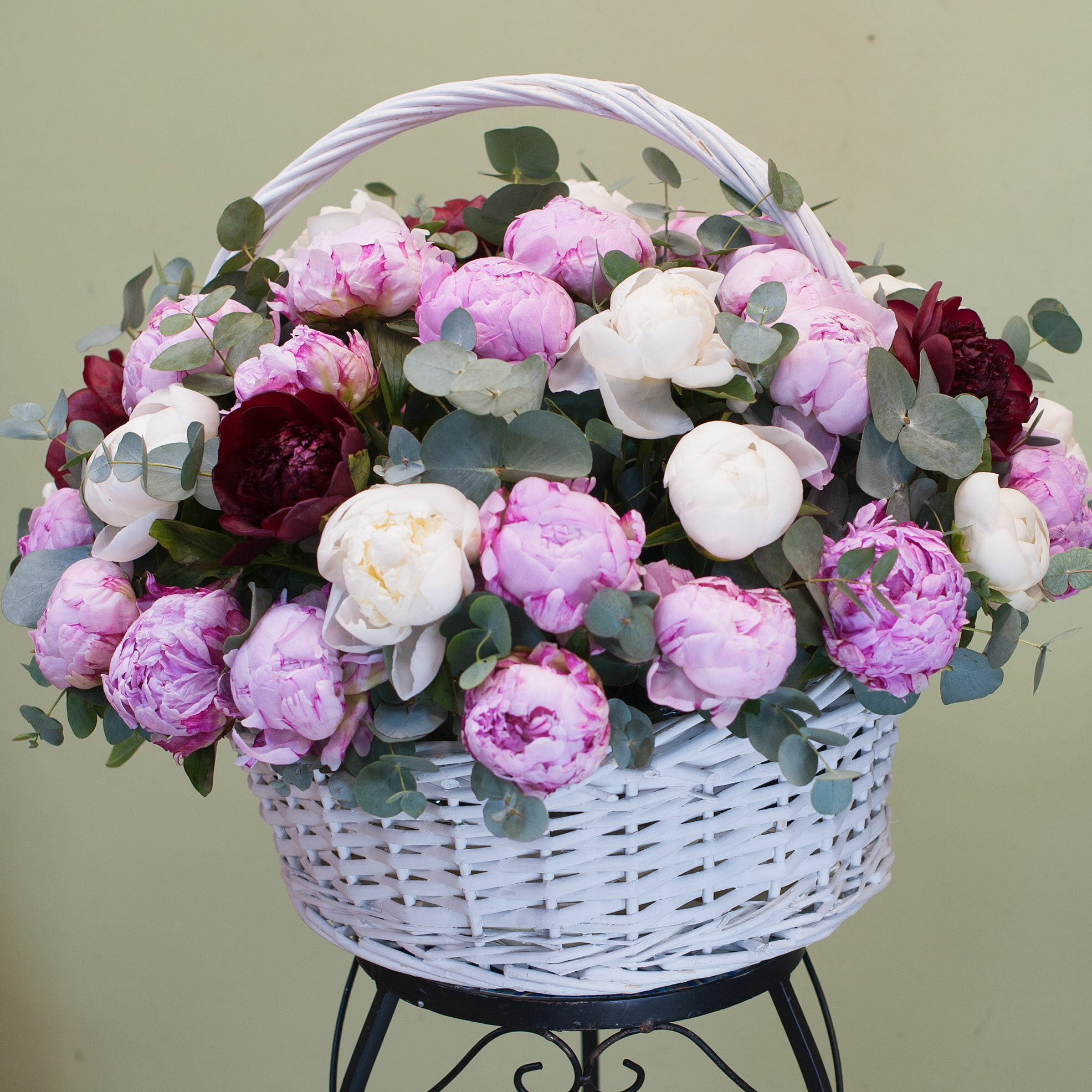 Корзина с пионами Charlotte "Волшебная", высота 60см, 55шт, XL