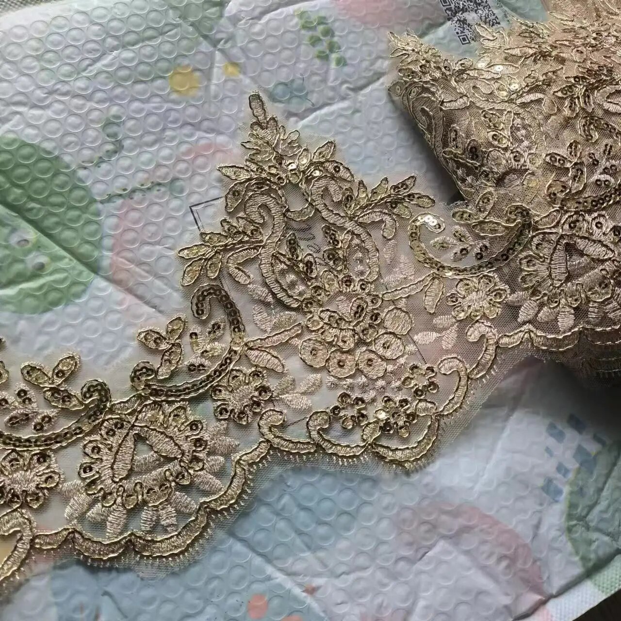 Кружевная лента с пайетками и золотой нитью 20см