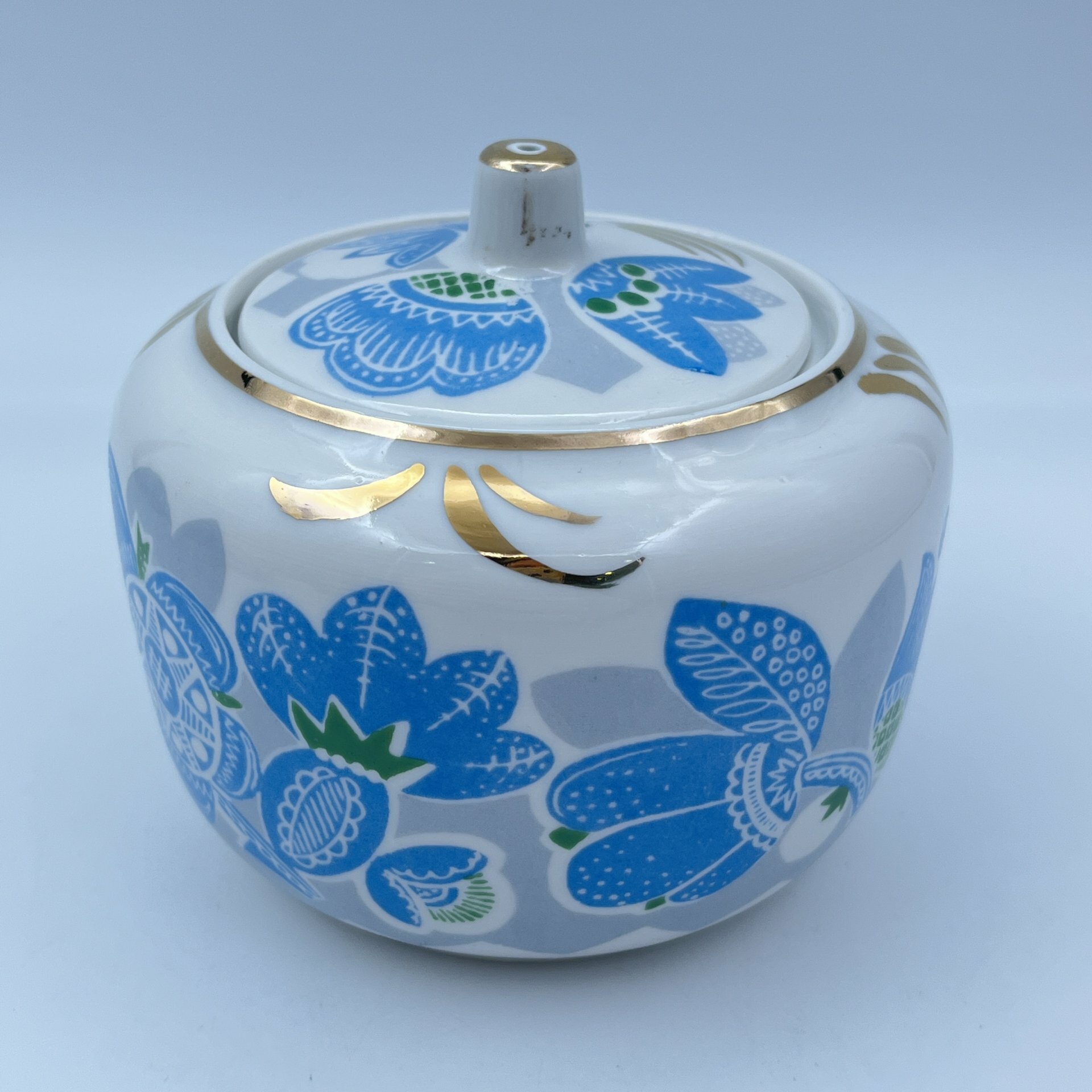 Сахарница, украшенная цветочным декором, фарфор, деколь, золочение